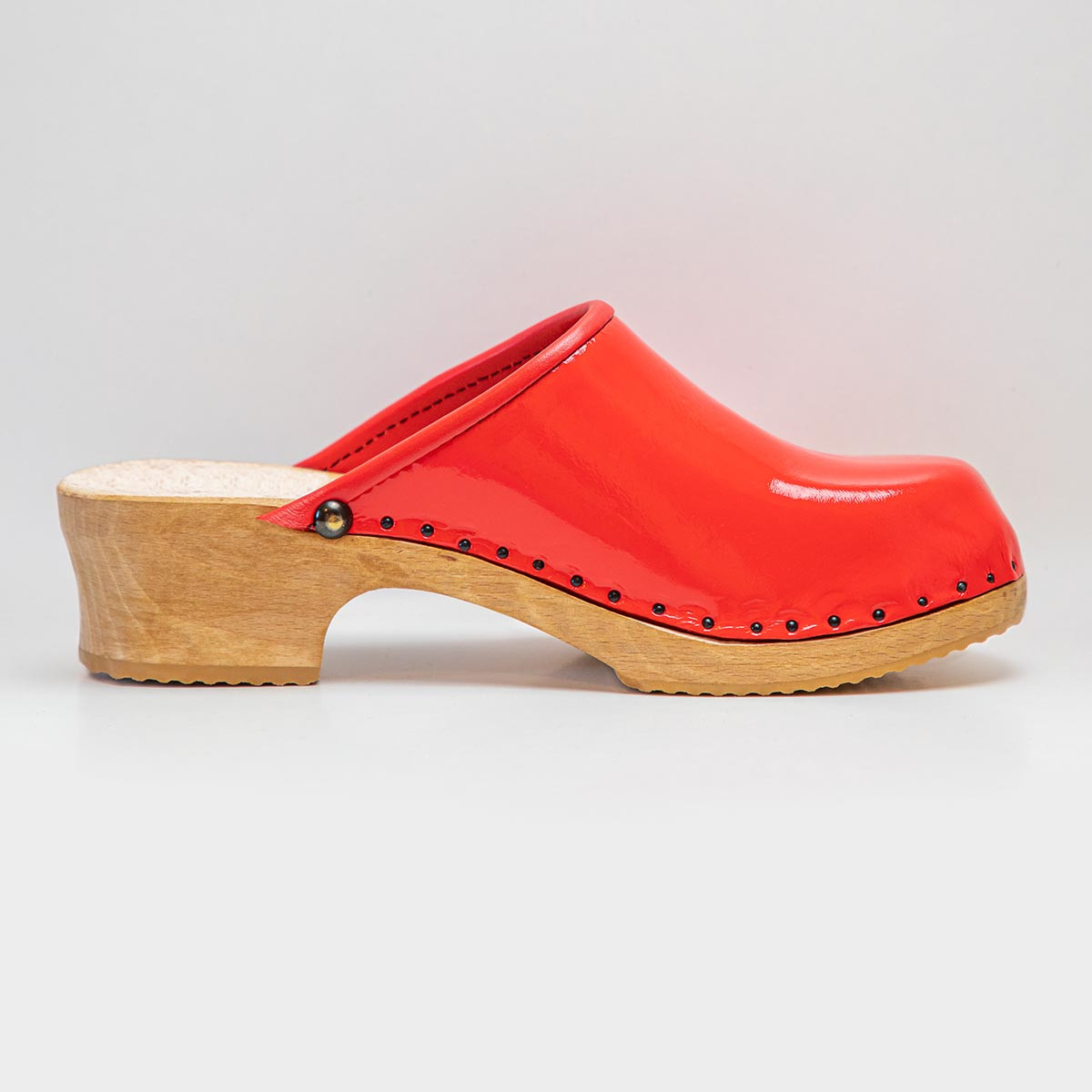 Sabots Vernis Rouge (cuir et bois), une fabrication artisanale made in ...