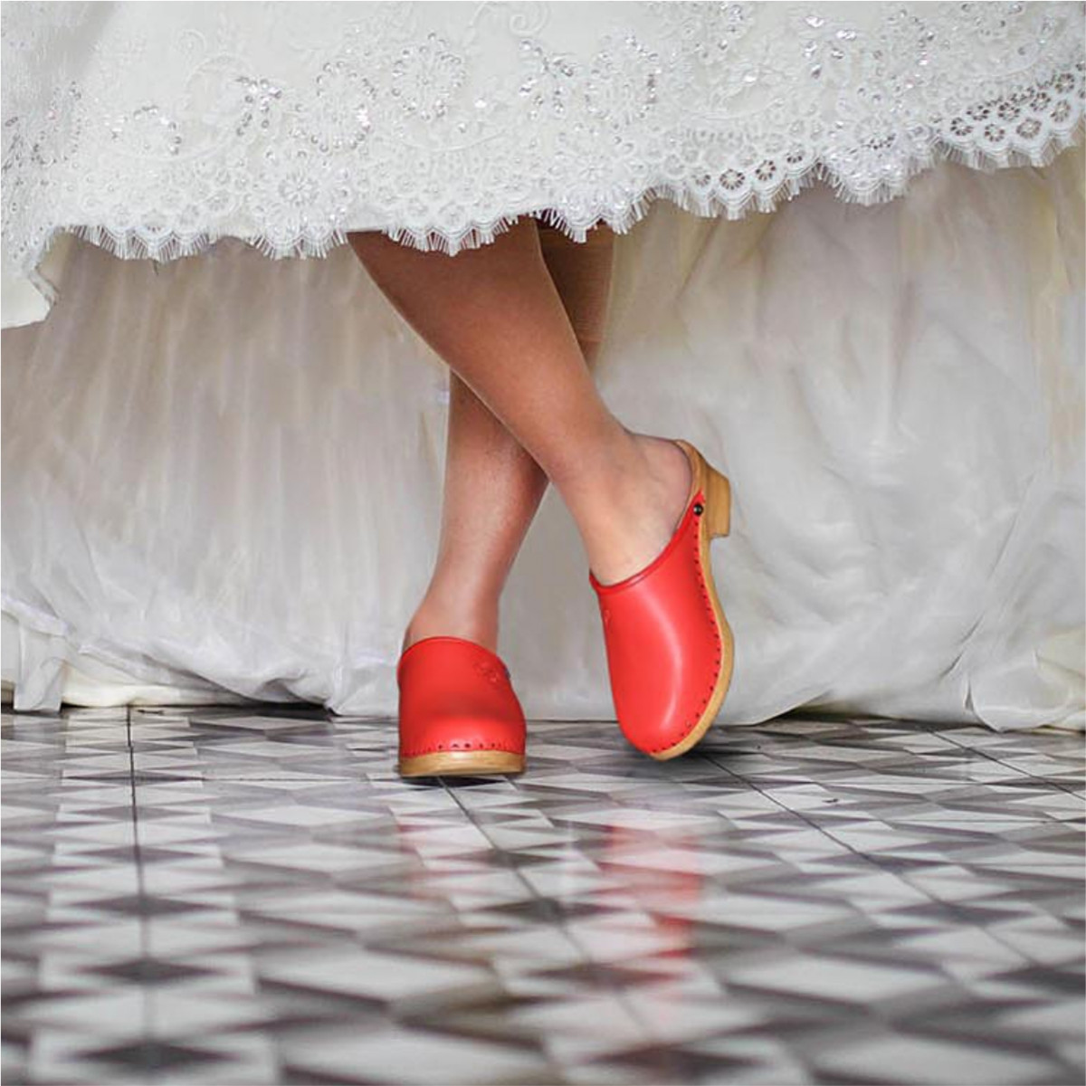 Sabot rouge (cuir et bois), une fabrication artisanale made in France