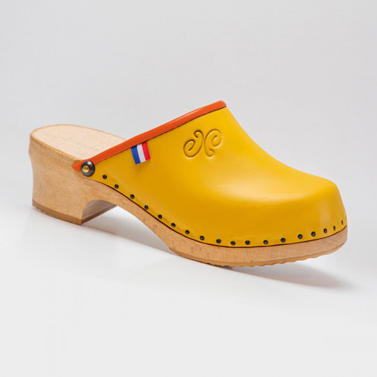 Sabot Jaune bordure Orange (cuir et bois), une fabrication artisanale