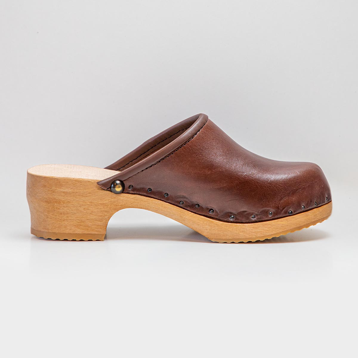 Sabots Marron (cuir, bois), couleur Salers, fabrication artisanale