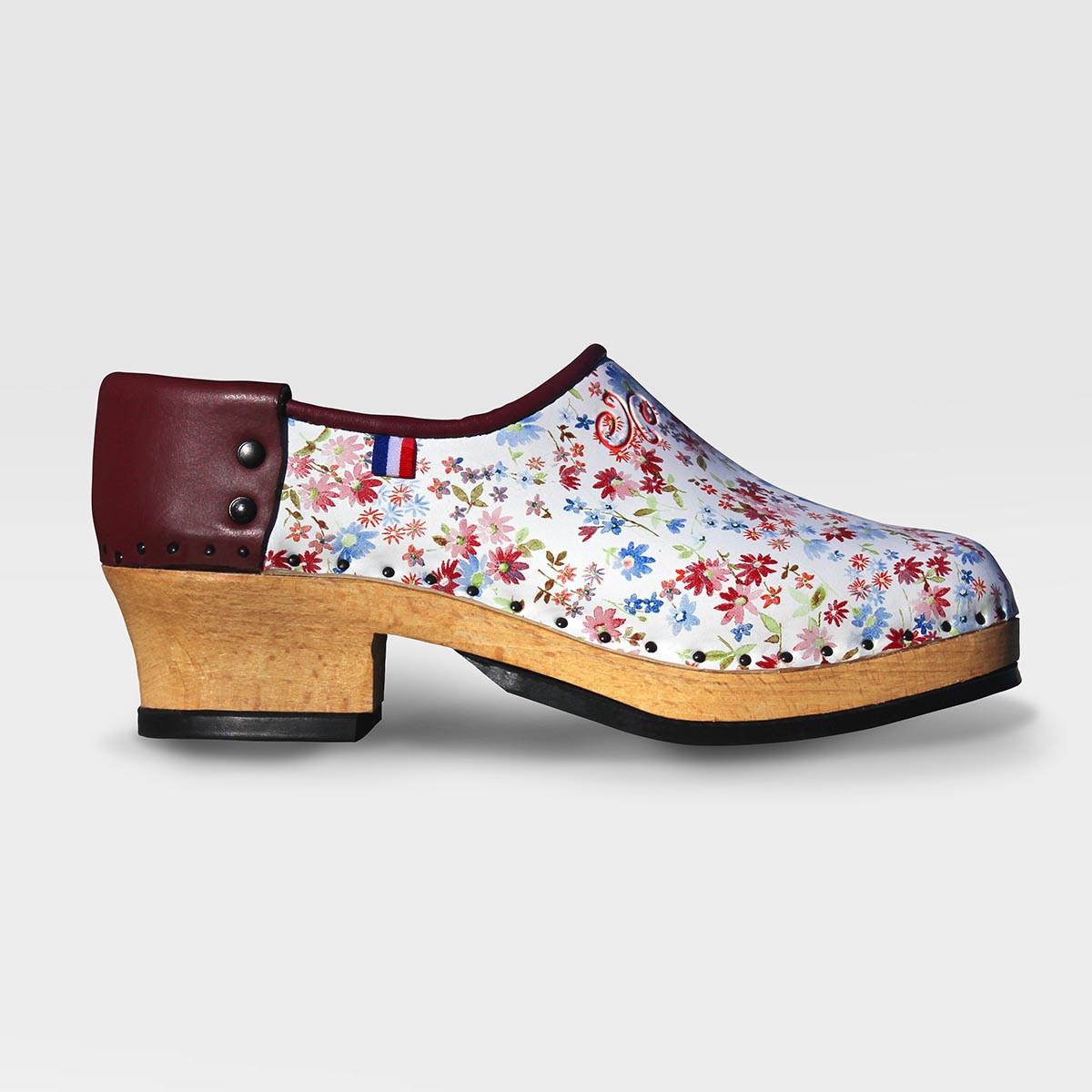 Galoche motifs fleurs (cuir, bois), fabrication artisanale - galoche ...