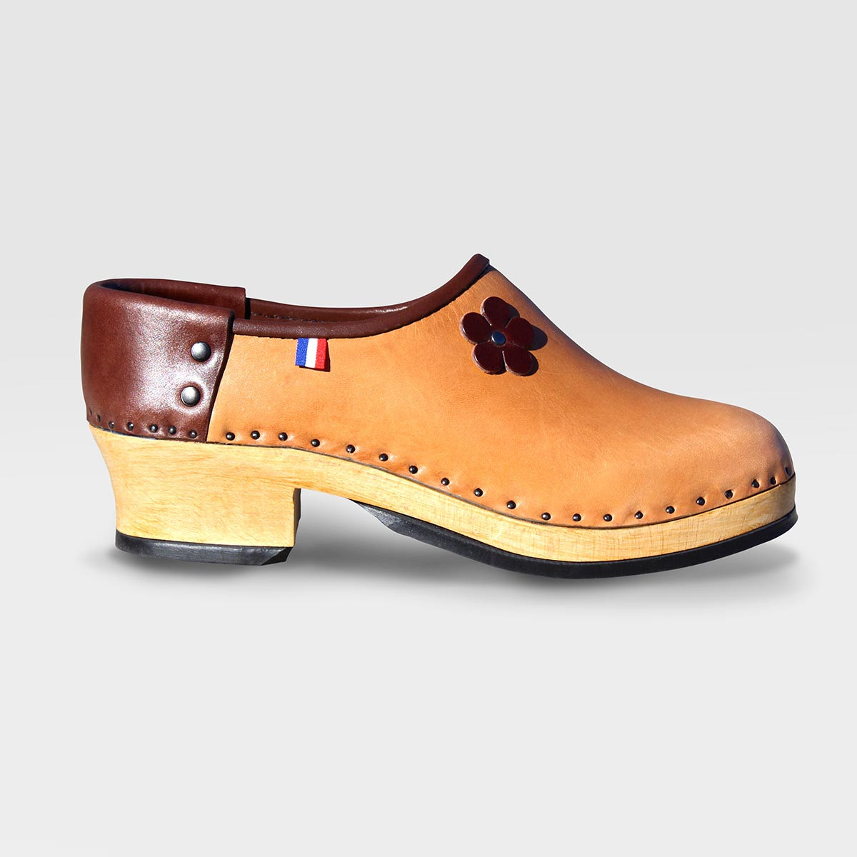 Galoche camel avec une fleur (cuir et bois), fabrication made in France