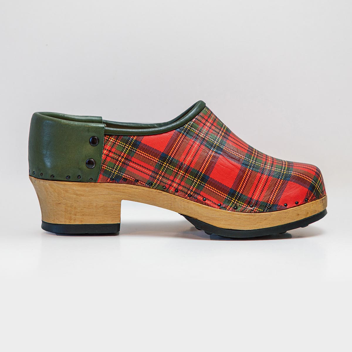 Galoche motif ecossais (cuir, bois), fabrication artisanale - galoche ...